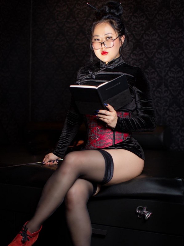 Domina Herrin Katana in Köln - Kontakt